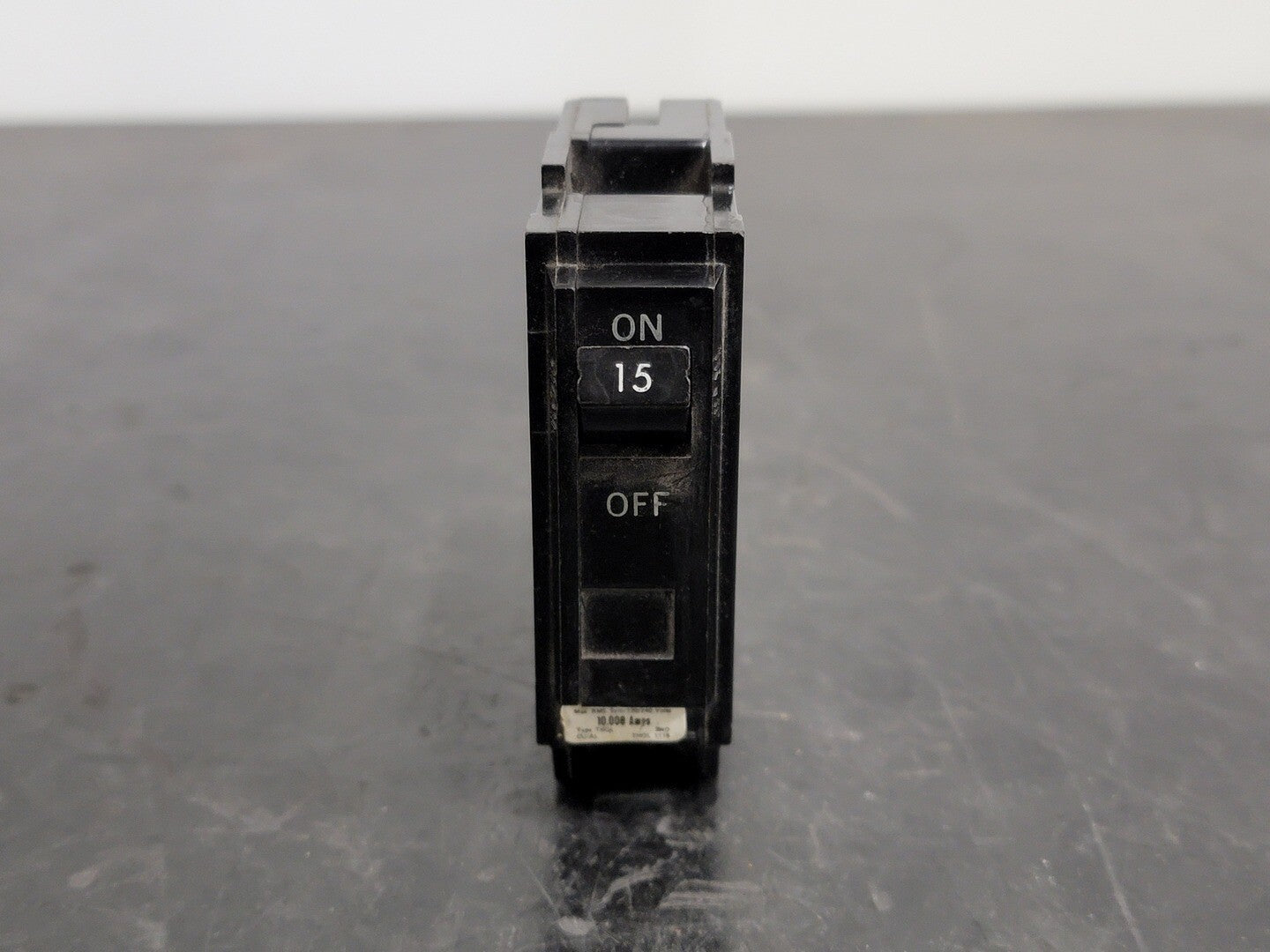 GENERAL ELECTRIC 15 Amp, 1 Pole, 120/240 volts Circuit Breaker THQL1115