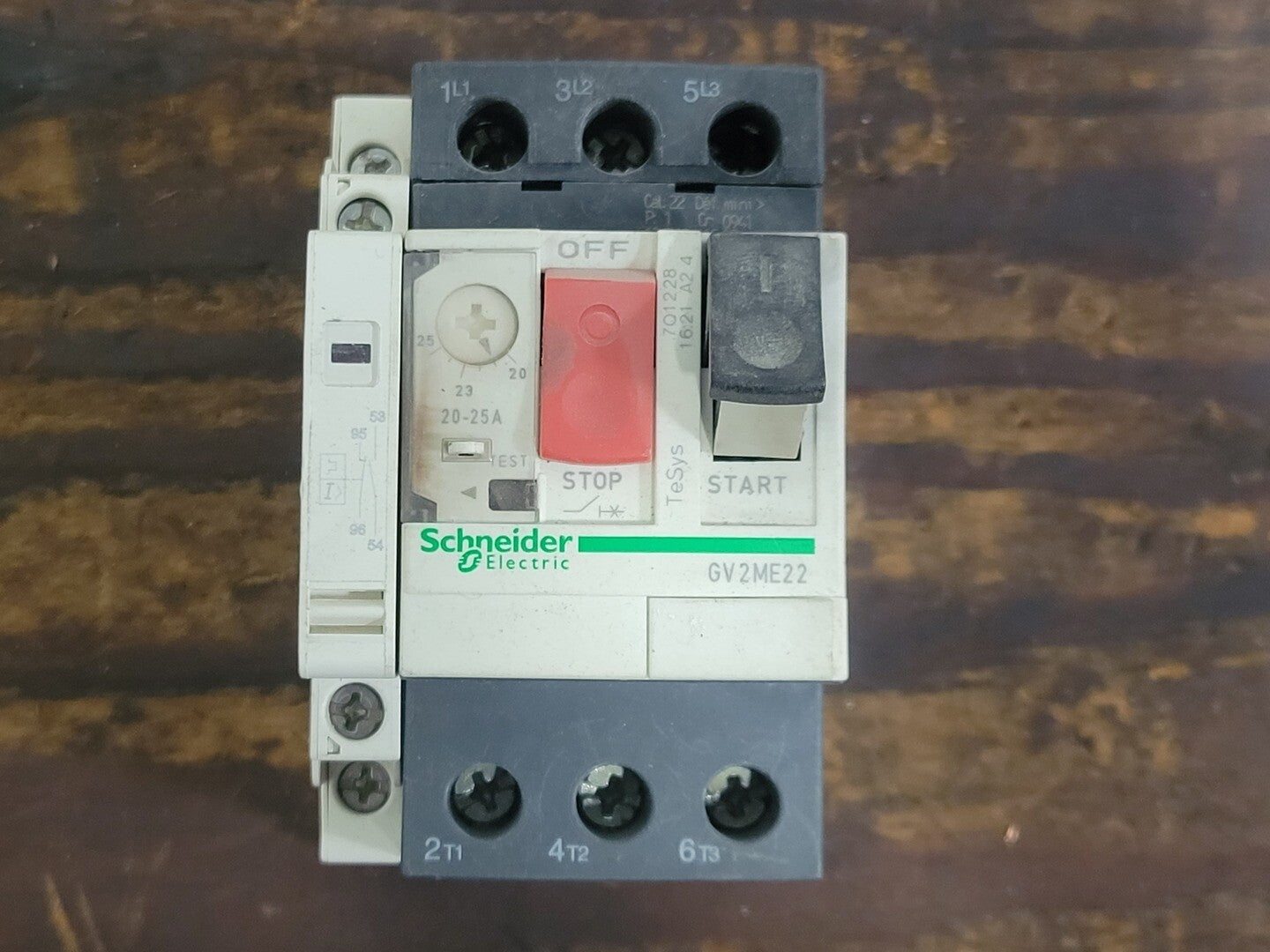 SCHNEIDER ELECTRIC 25 Amp, 3 Pole Circuit Breaker GV2ME22 w/ Auxiliary ...