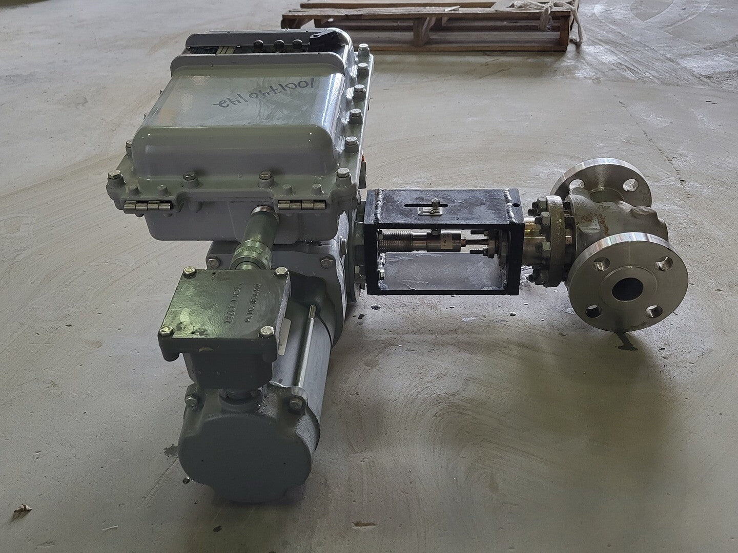EMERSON EIM 2000 Series Electric Actuator w/ FISHER 1.5" Class 300 ...
