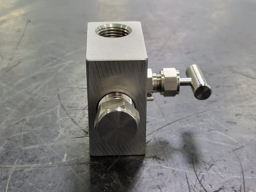 SWAGELOK 2-Valve Instrument Manifold 1/2 in SS-V2BF8-G