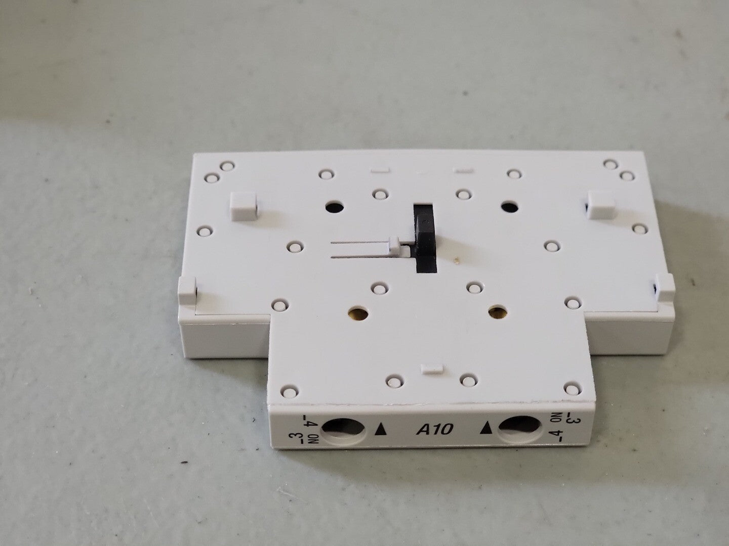 ALLEN-BRADLEY Auxiliary Contact Block Side Mounted 100-SA10