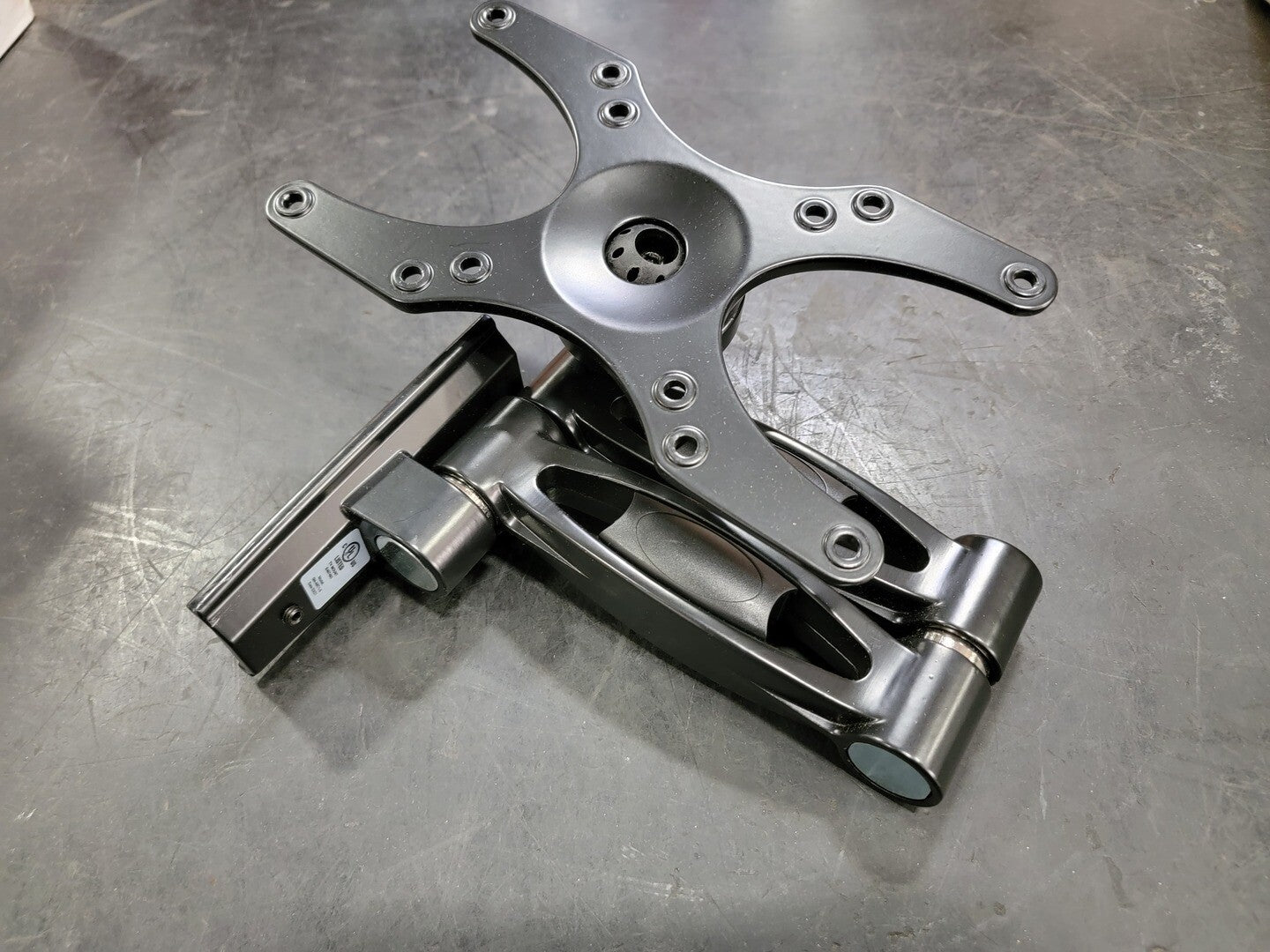 STRONG Universal Single Arm Articulating Mount SM-ART1-S