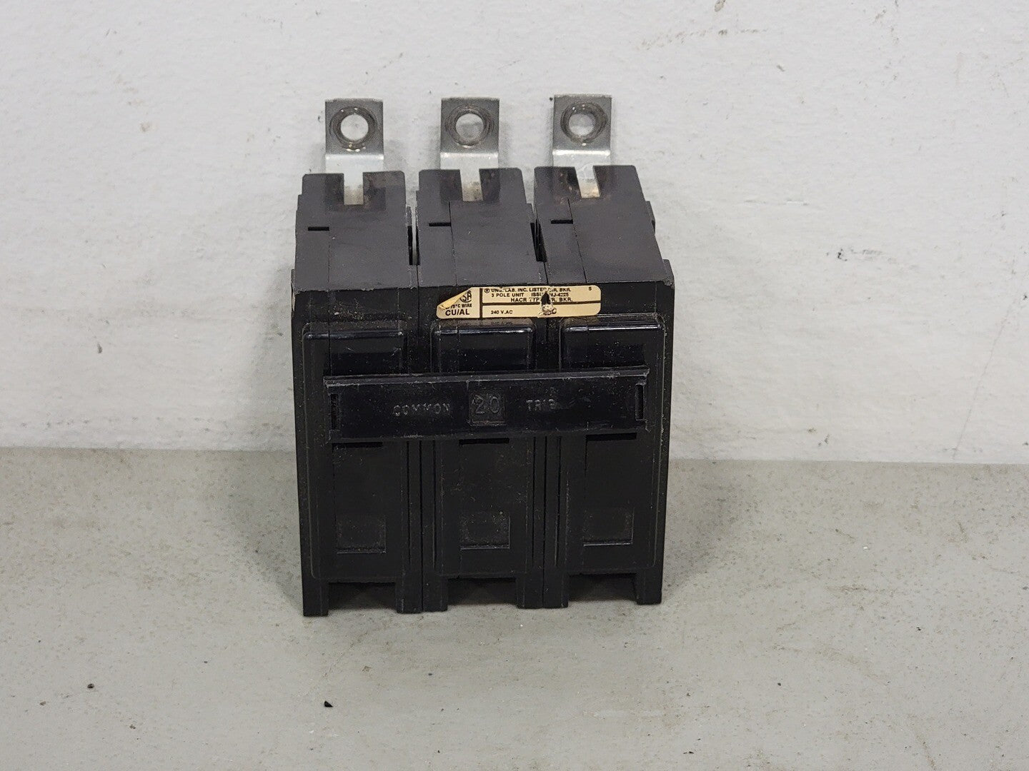 WESTINGHOUSE 20 Amp, 3 Pole, 240 volts Circuit Breaker BAB3020H