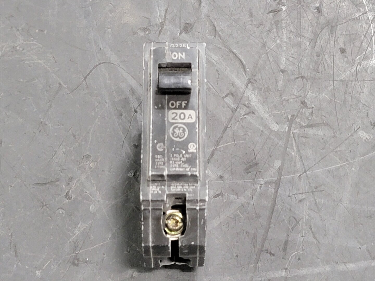 GENERAL ELECTRIC 20 Amp, 1 Pole, 120/240 volts Circuit Breaker THQL1120