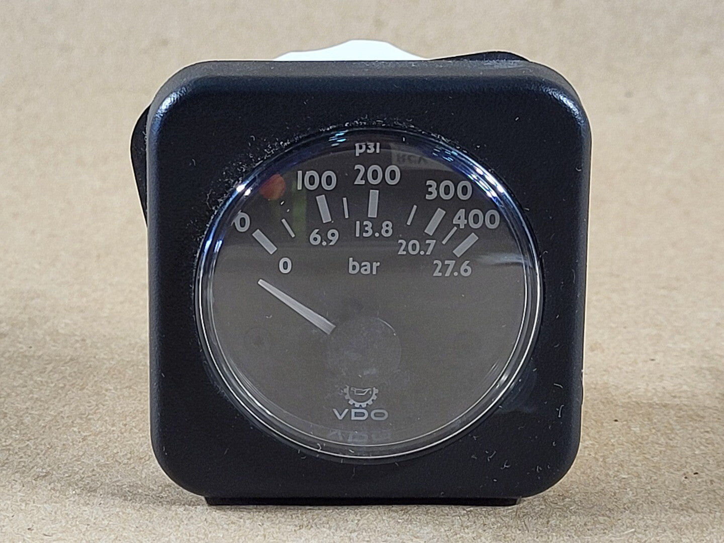 VDO 24V, 0-72PSI Pressure Gauge 1051308 w/ Bulb & Holder