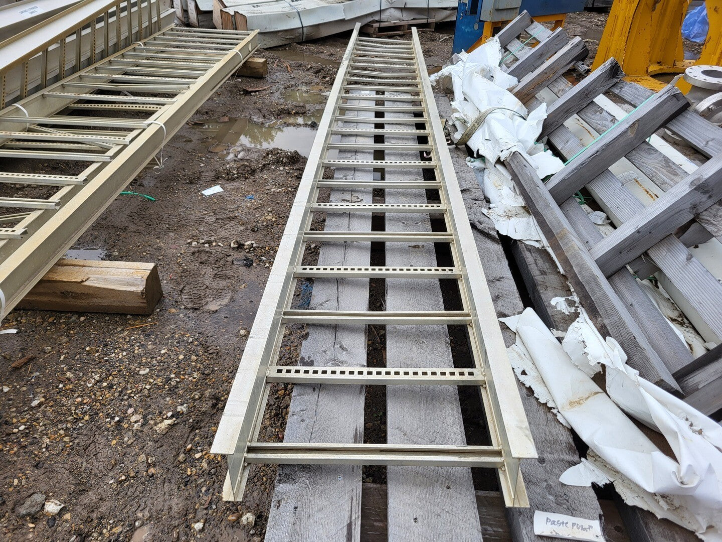 THOMAS & BETTS 24" Width x 6m Length, Straight Section Cable Tray ...