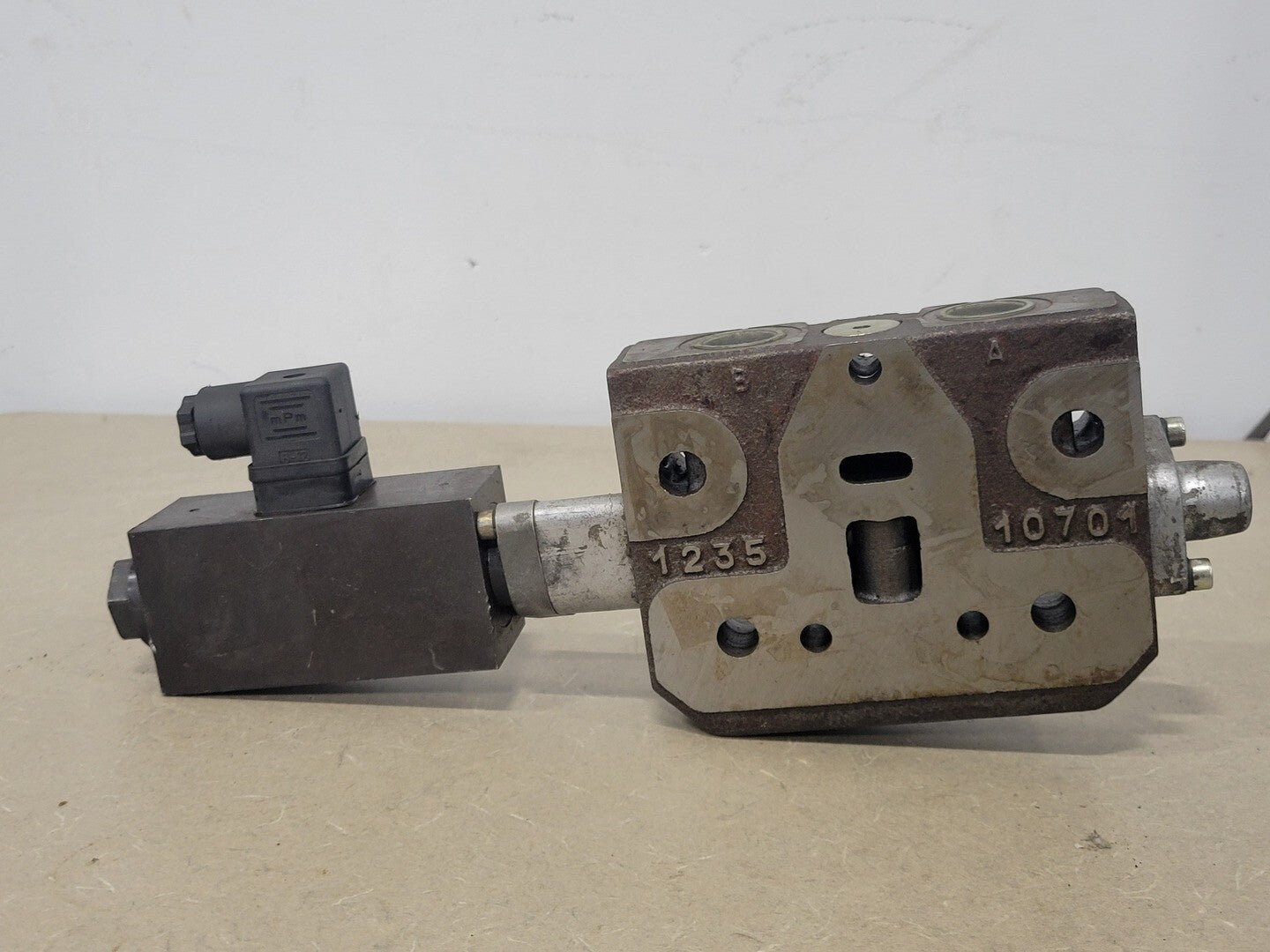 Hydraulic Valve 1235-10701 w/ Junction Box MPM B-12
