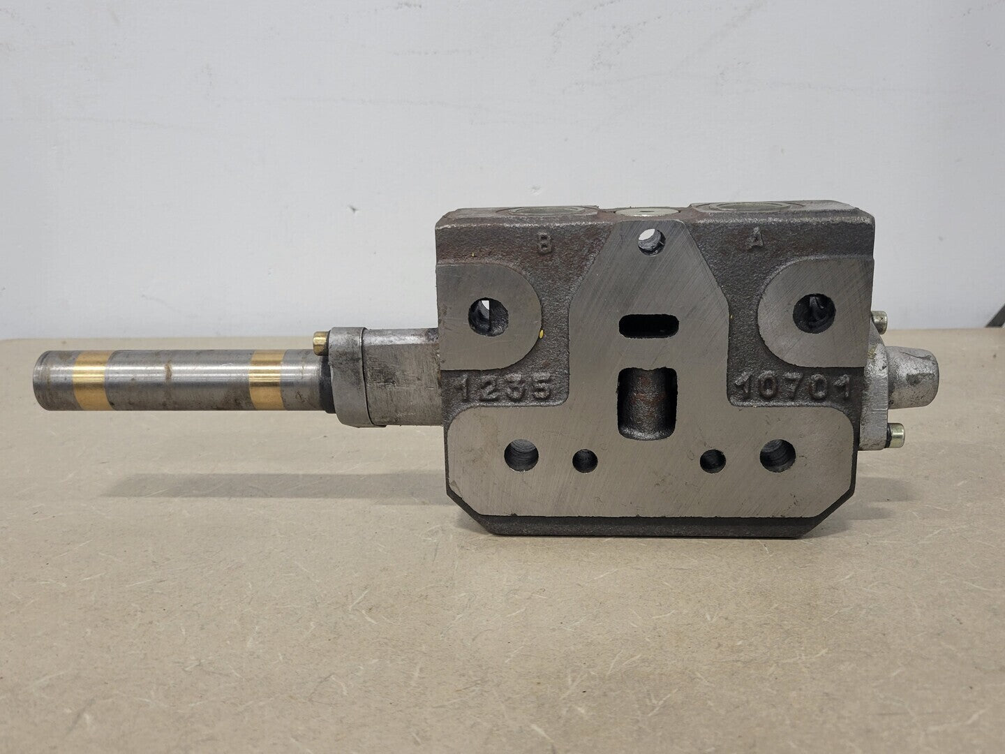 Hydraulic Valve 1235-10701