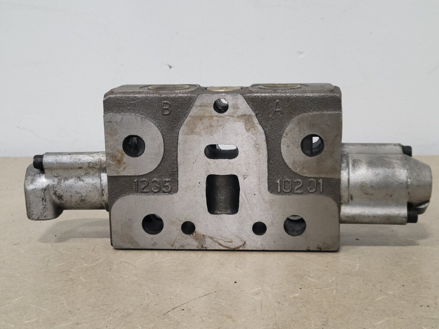 Hydraulic Valve 1235-10201