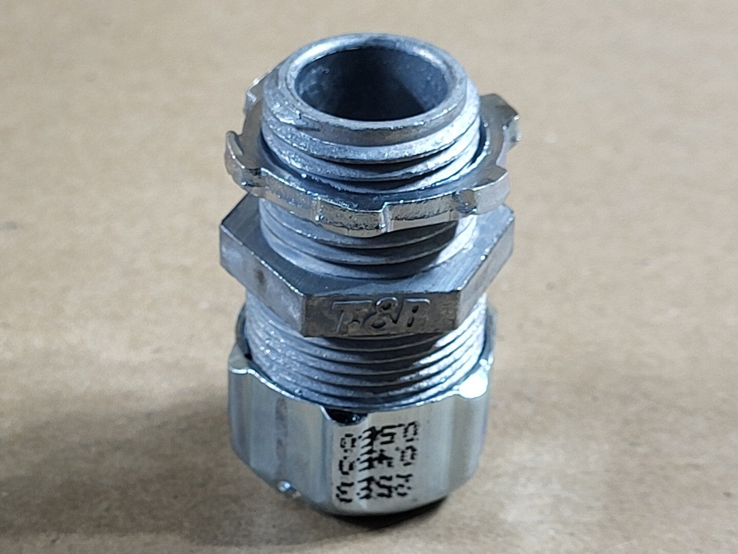 THOMAS & BETTS 1/2" Strain Relief Cord Connector Straight 2523 w/ Nut ...