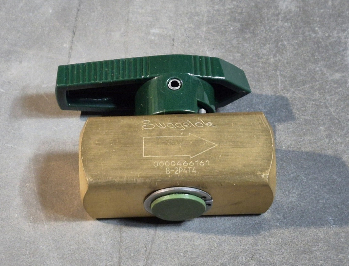 SWAGELOK 1/8" FNPT Brass Quarter-Turn Instrument Plug Valve B-2P4T4 ...