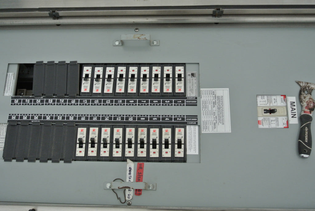 FEDERAL PIONEER 200 Amp, 347/600 Volts Main Breaker Load Center Panel ...