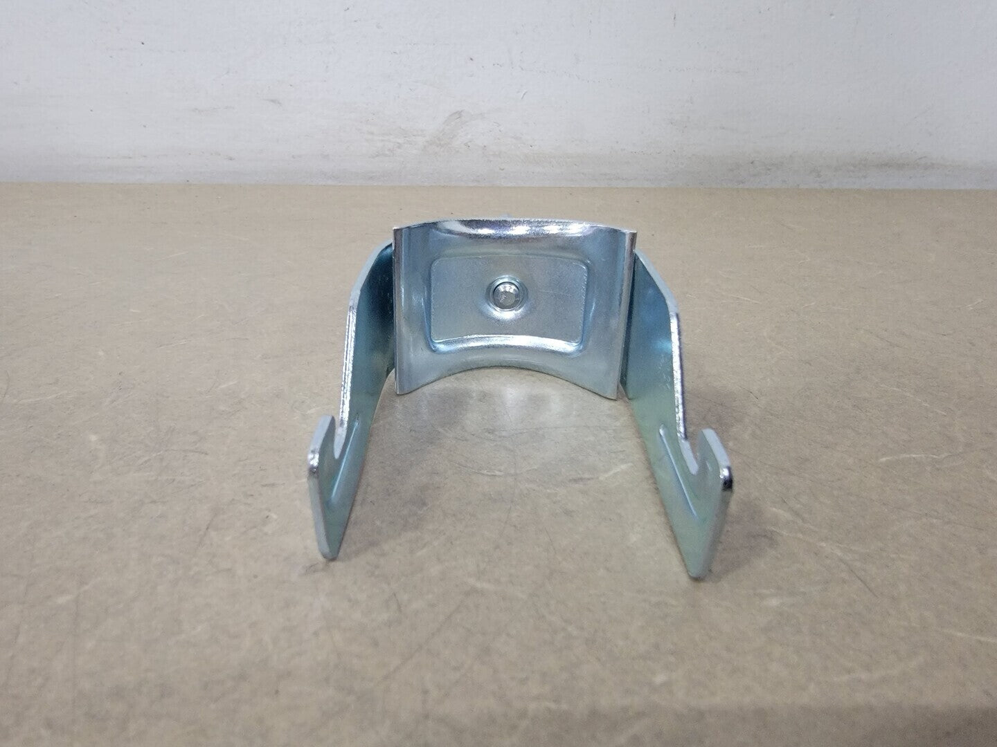 THOMAS & BETTS 1-1/4" EMT/Rigid Cobra Pipe Clamp CPC125 (Box of 50)