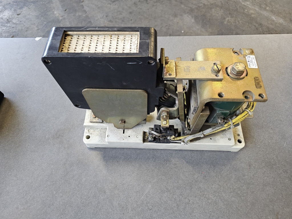 GENERAL ELECTRIC 900 Amp, 600V DC Contactor DS303A 7A01LXA003XH