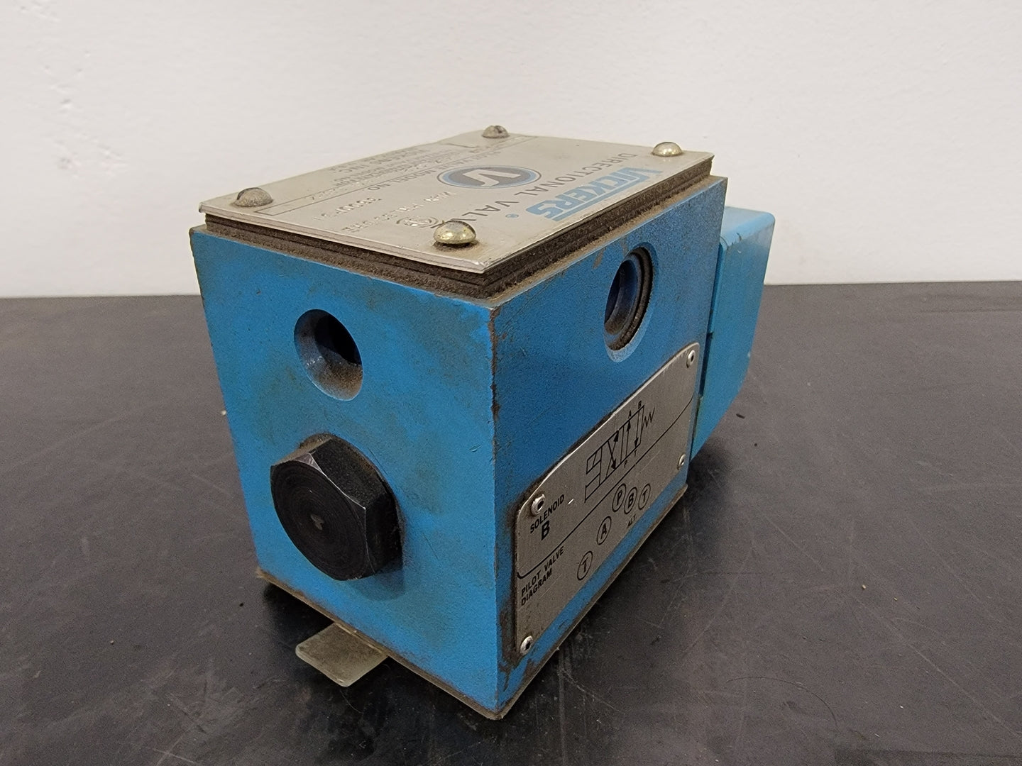 VICKERS Solenoid Directional Control Valve DG4S4 012A B 60 S324