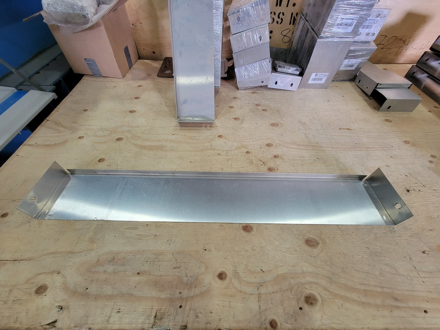 Bandeja de cables con extremo ciego de 2-1/4" y 2 orificios