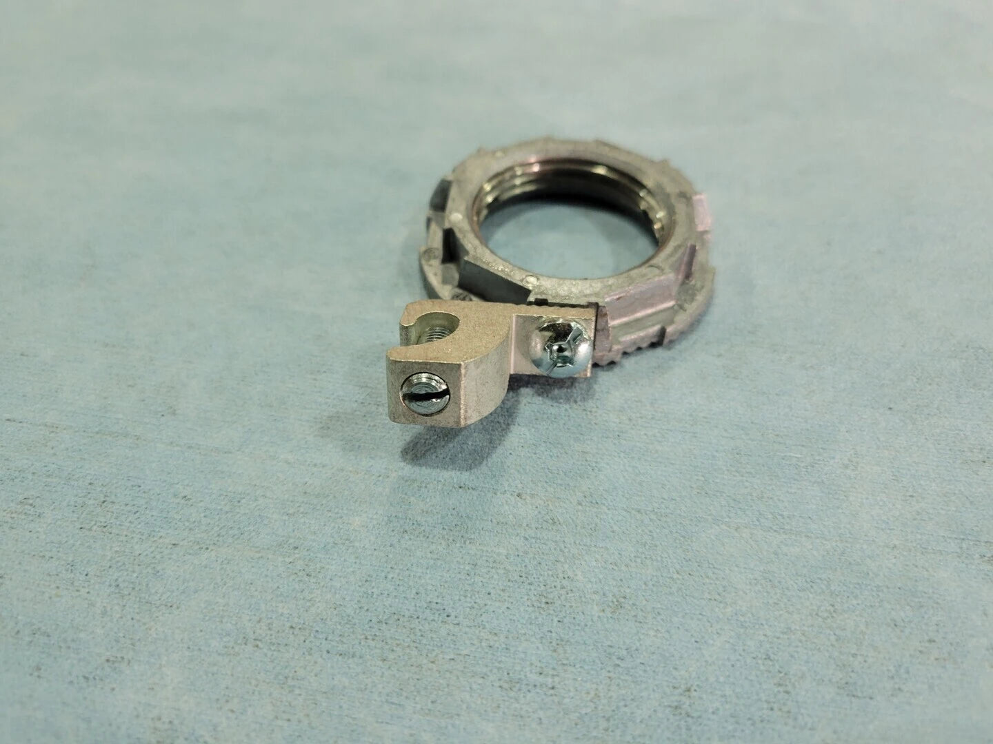 T&B FITTINGS 1" Bond Star Locknut & Lug L100GRL