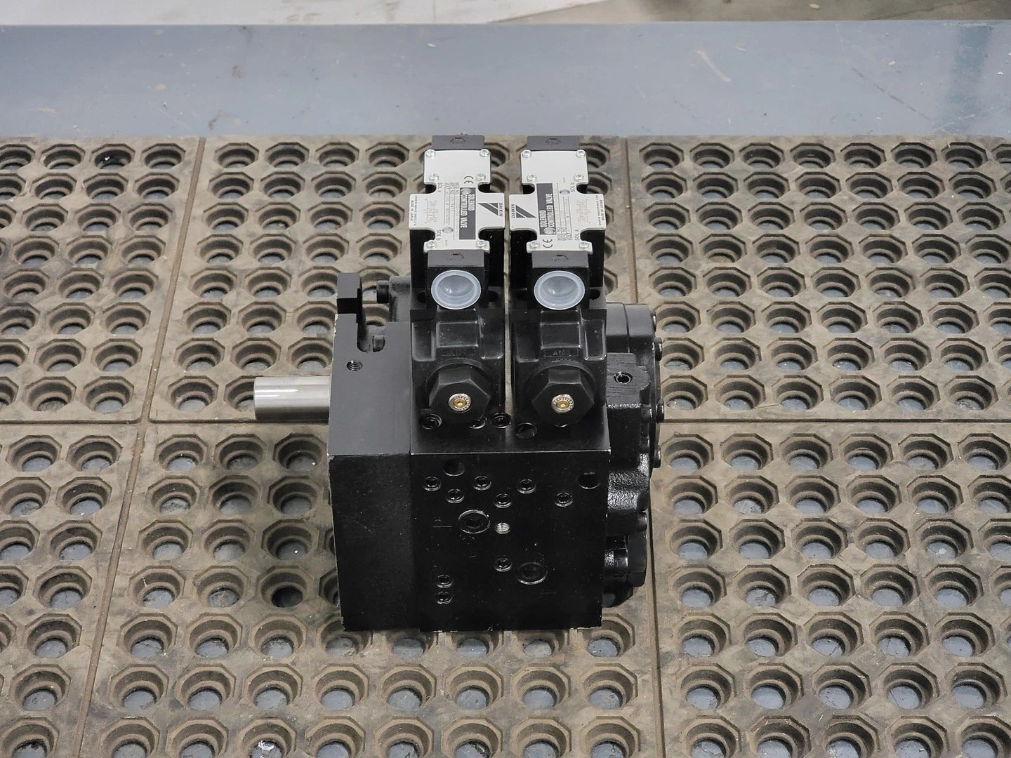 NOP Directional Control Valves LS-GO2-7CA-25-EN-650 & LS-GO2-2CA-25-EN-645