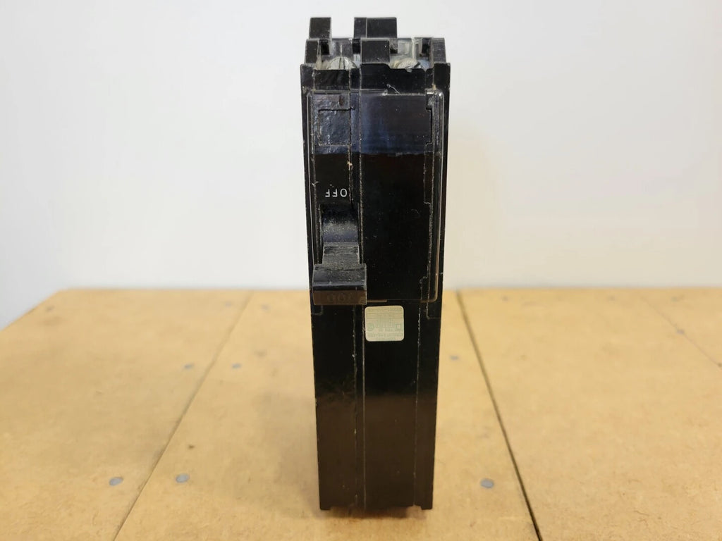 SQUARE D 100 Amp 2 Pole 240 volts Circuit Breaker Q12100