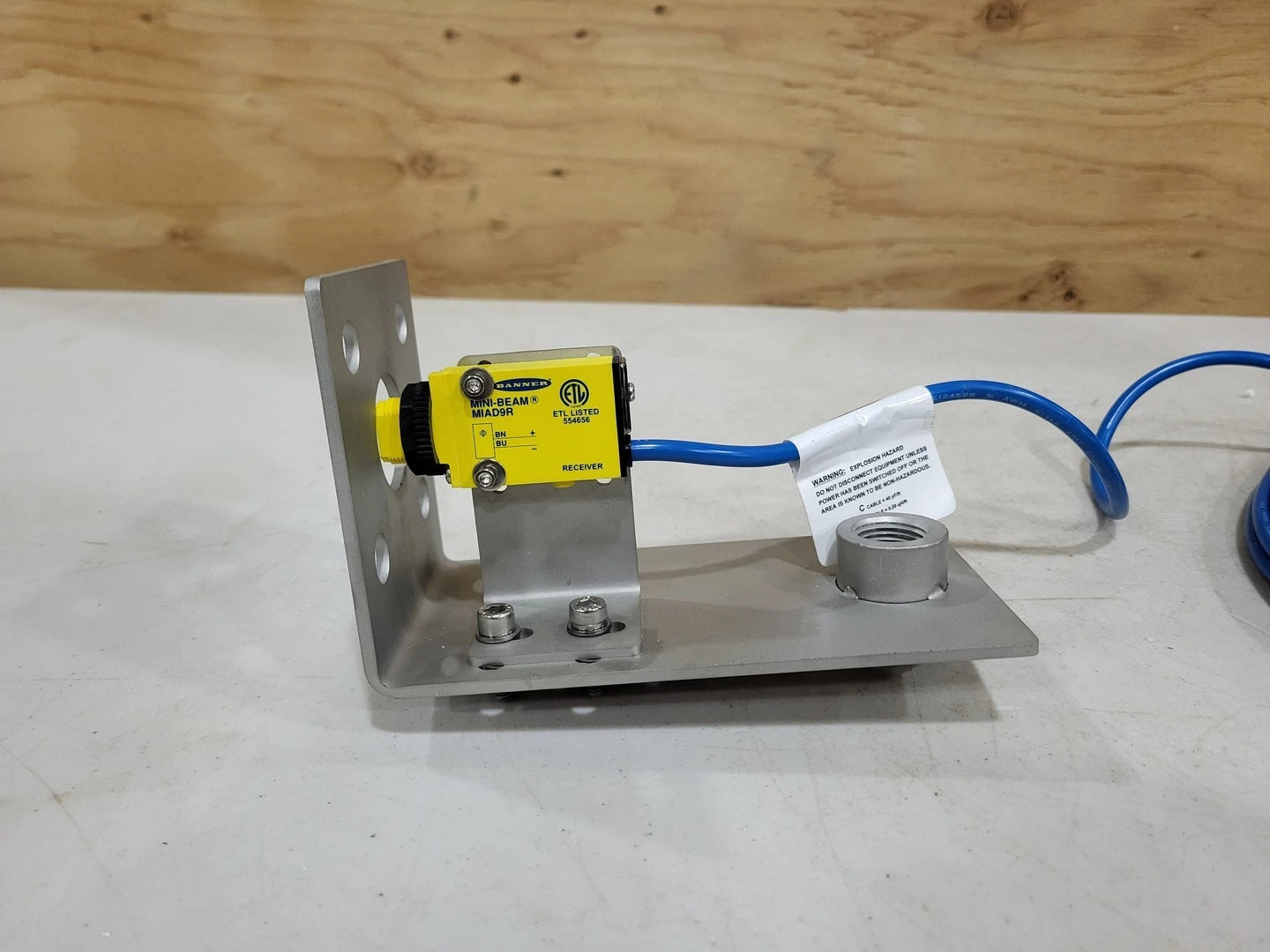 BANNER Mini-Beam Photoelectric Sensor MIAD9R w/ Bracket