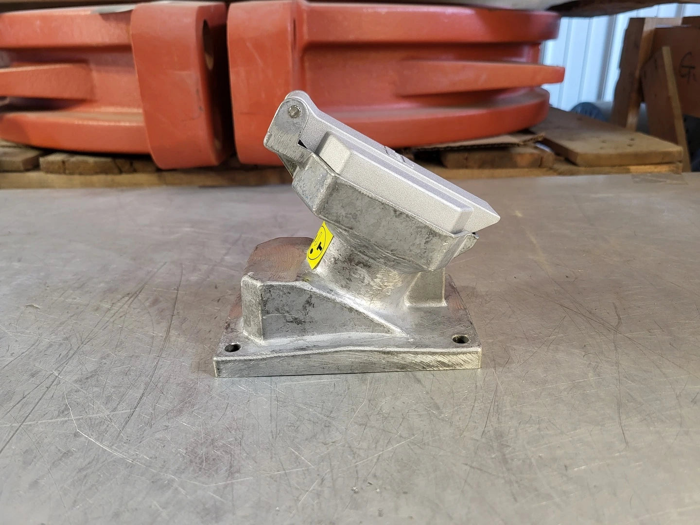 CROUSE-HINDS 20 Amp Circuit Breaking Receptacle ENR5201 M3