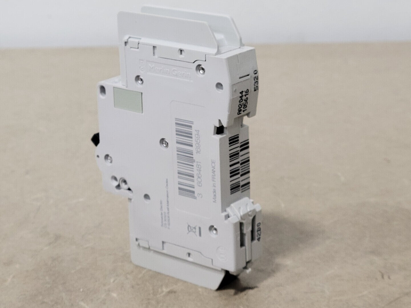 SCHNEIDER ELECTRIC 15 Amp, 1 Pole, 277 volts Circuit Breaker M9F42115 ...