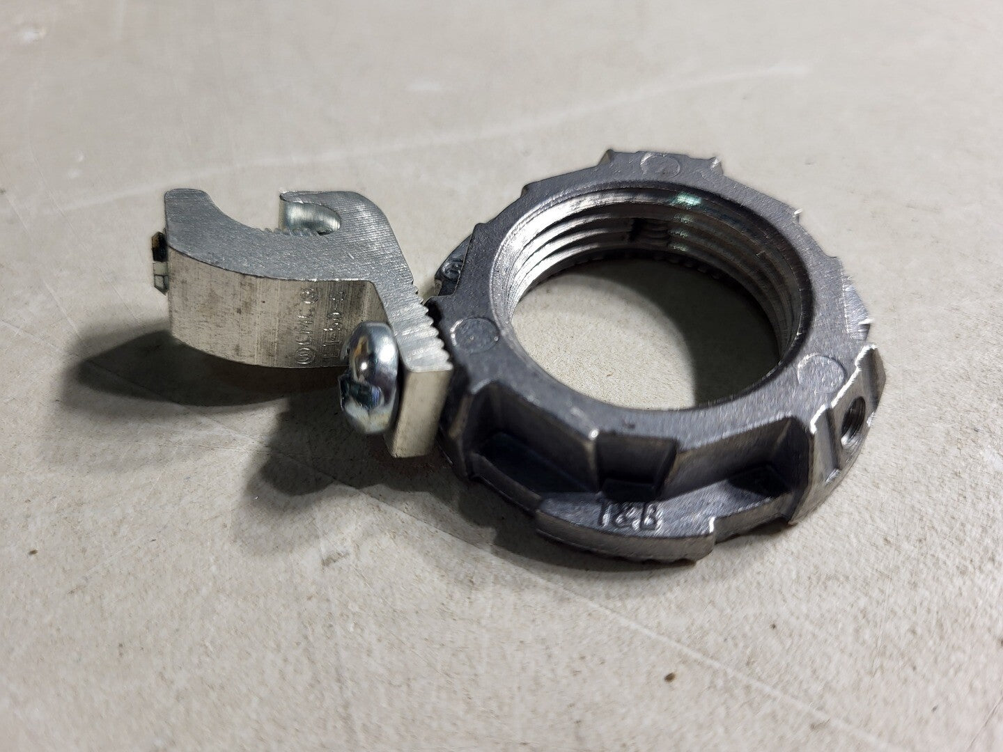 THOMAS & BETTS 3/4" Bond Star Grounding Locknut L075GRL